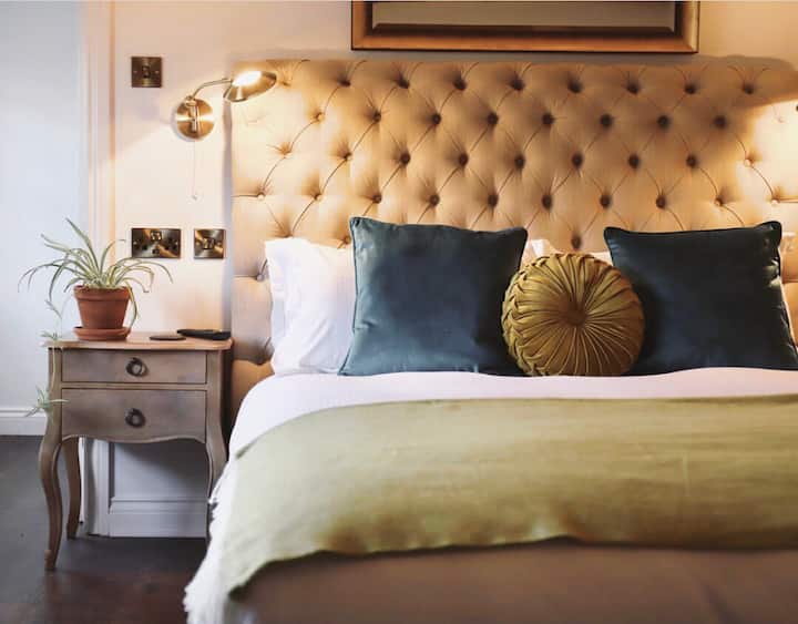 Upstairs@33 - Broadway - Worcester