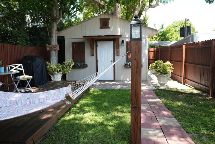 Beautiful & Brand New Cottage Perfectly Located! - Tampa