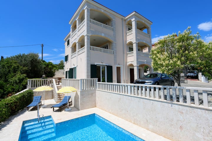 Lovely 2 Bedroom Apt. At The Seaside Middle Floor - Trogir