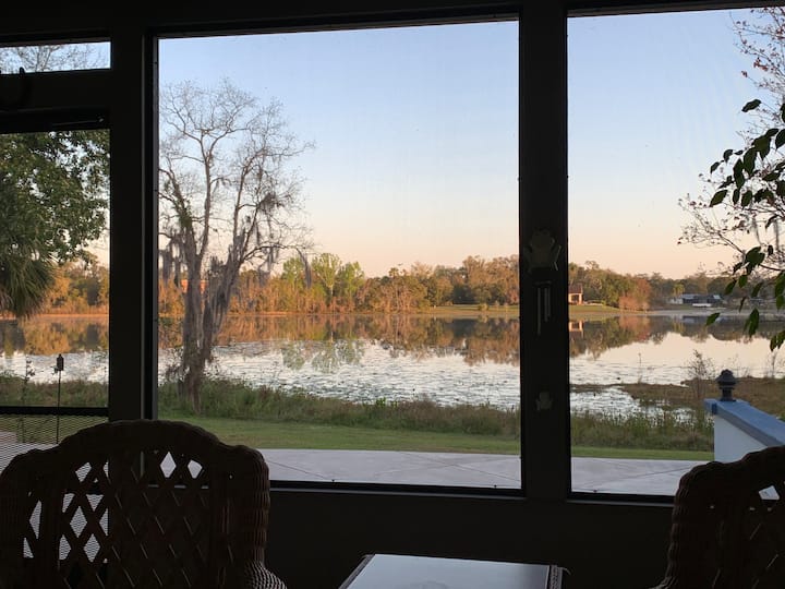 Lakefront Home Where You Can Retreat And Relax - Altamonte Springs, FL