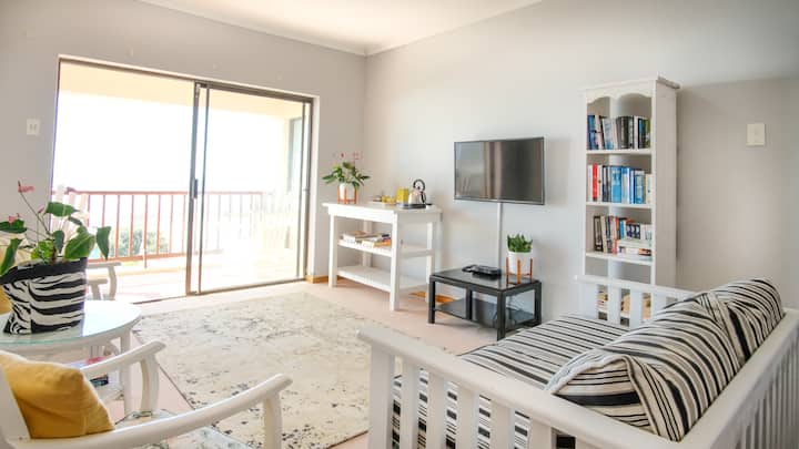Spacious Seaview Bedroom (Queen) Lounge & Balcony - Port Alfred