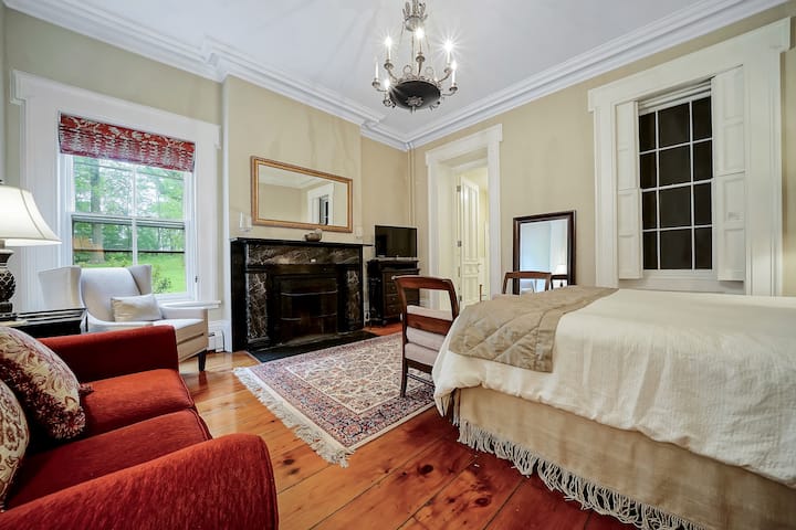 Cromwell Manor Inn's Manor House - Cromwell Suite - Newburgh, NY