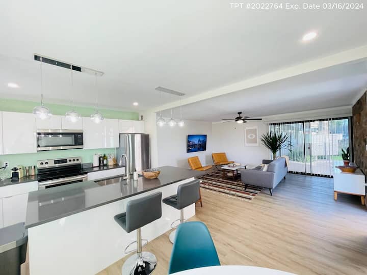 Walkable Ots, Heated Poolside Mid Century Condo - Phoenix