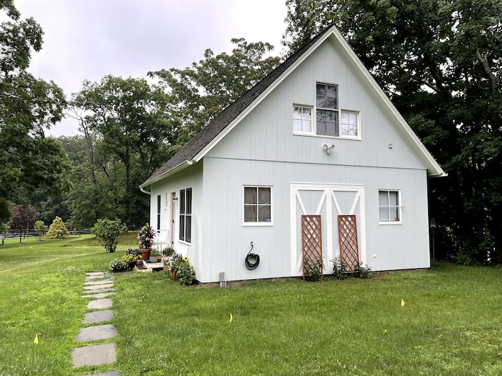 2 Br Carriage House In Madison Center! - Madison, CT