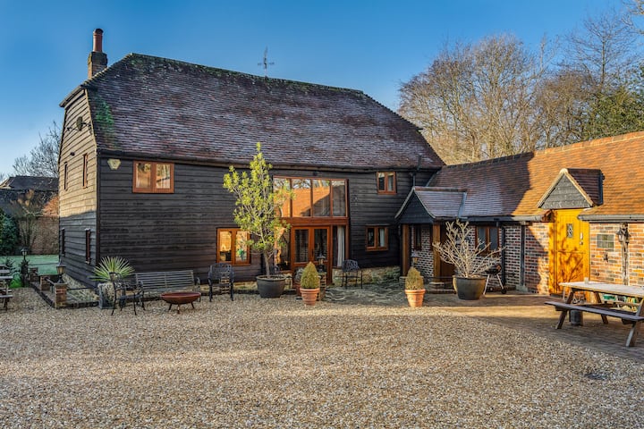 Walnut Barn For Up To Ten Guests - Horsham, UK