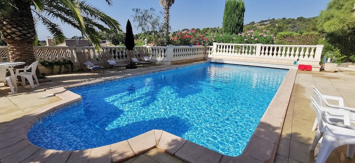 Villa Avec Grande Piscine Et Vue Mer, Bien Située - Carqueiranne