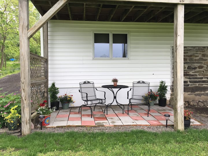 Lennon Room-cottage Views Lodging-private Room - Seneca Lake, NY