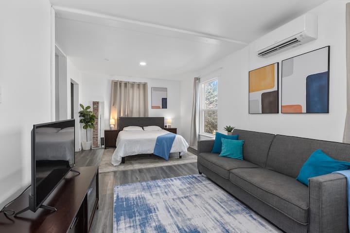 Central Tacoma Home - 2b2b-parking-spacious-bright