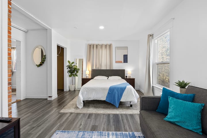 Tacoma Dome Retreat - 2b2b Parking/kitchenette - Ruston, WA