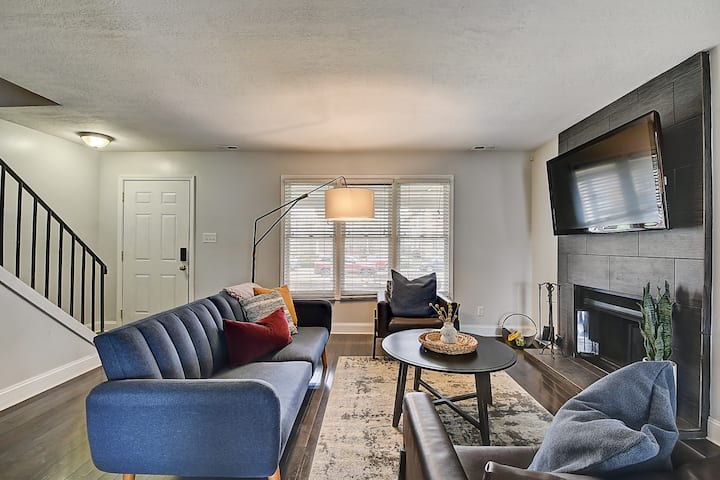 Dashing Townhome - Indianapolis, IN