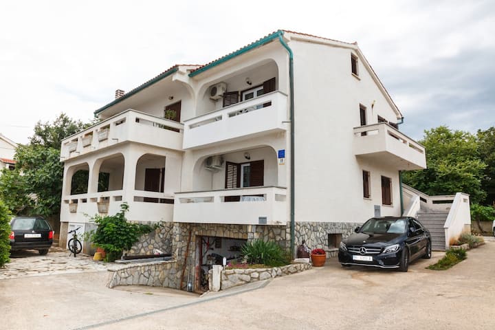 Karmela 2 - Great Location Near The Beach - Vrbnik