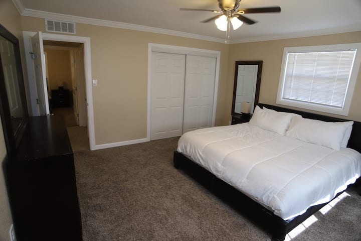 Storey Casa (43” Smart Tv In Each Room) - Midland, TX