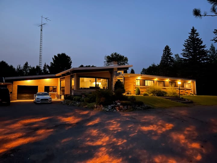 Modern Cedar Haven 8-24 Guests-spacious-spa-cinema - Saint-Hippolyte