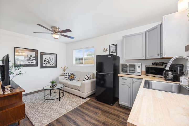 Back House Bungalow With Easy Freeway Access - Bakersfield, CA