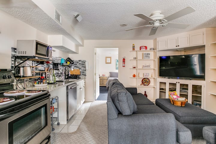 Queen Room Oasis W/ Pool By Old Town Manassas - Manassas, VA