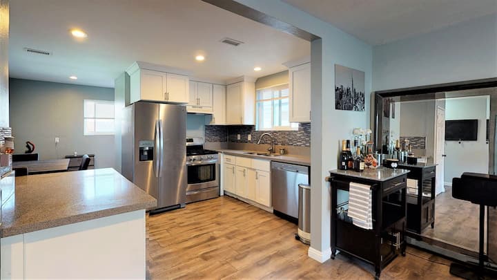 Cheerful Renovated Modern 4-bedroom Home - Los Angeles, CA