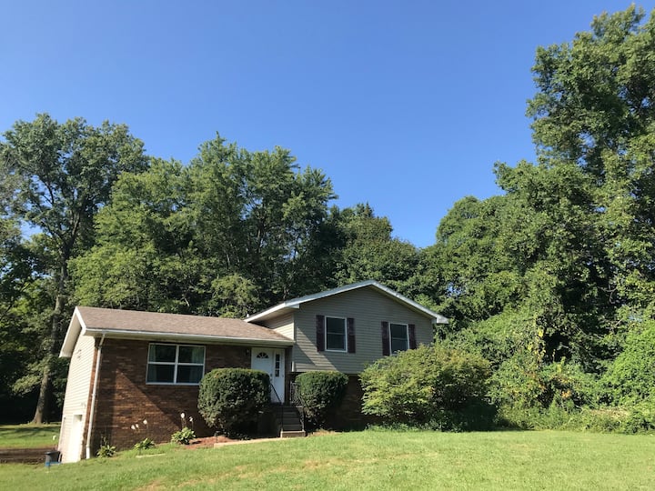 Secluded Wine Trail Getaway With Theater Room - Carbondale, IL