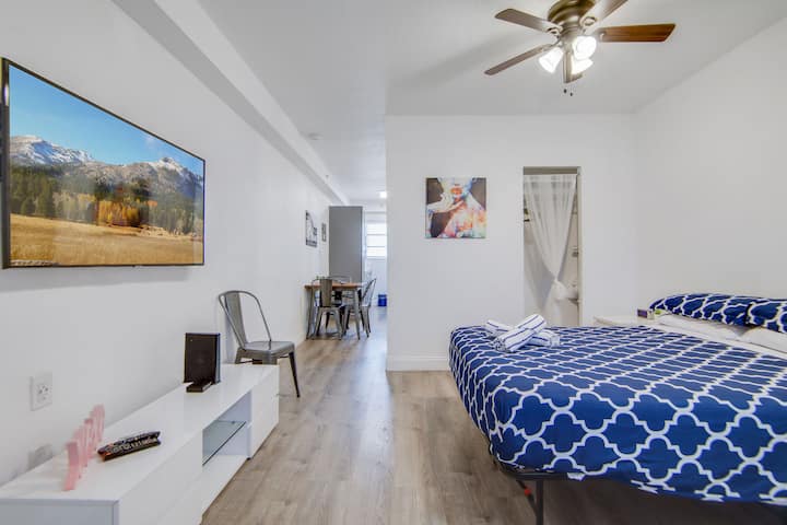 Ocean Drive Beachfront By Deco 305-steps 2 Beach - Miami Beach, FL