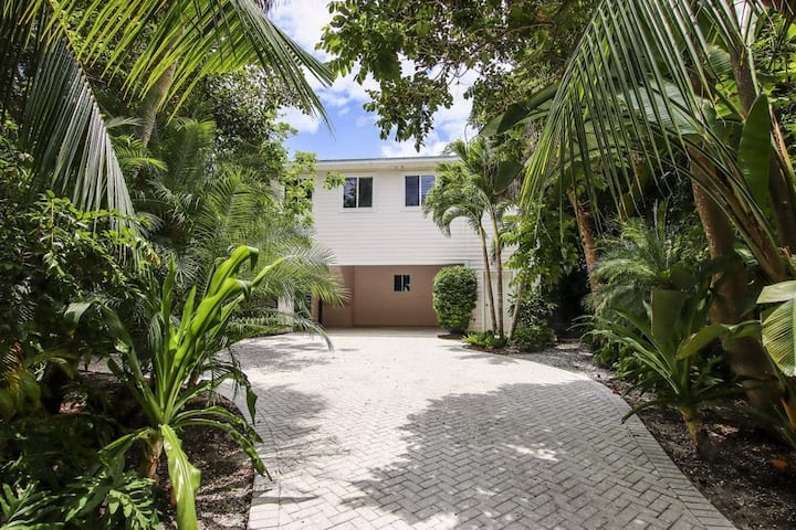 Spacious Beachfront Retreat 5br / 4ba King Bed - Captiva, FL