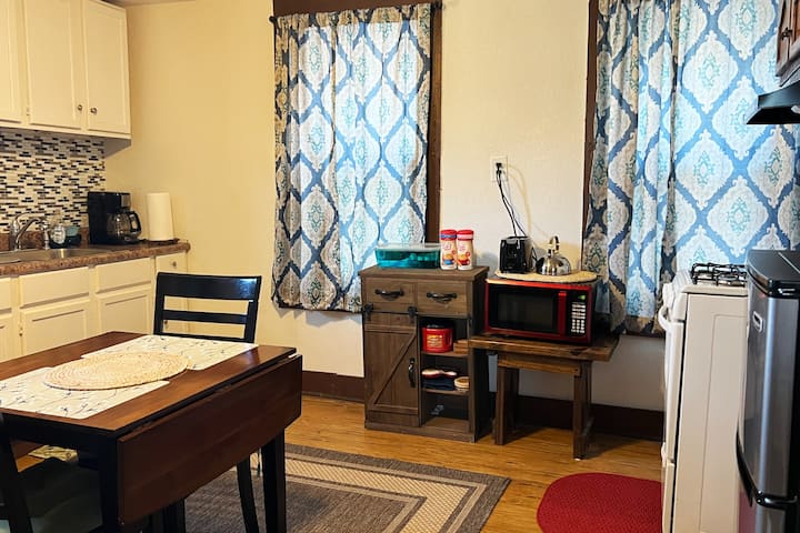 Budget Guest House #3. Private Parking & Backyard! - Milwaukee, WI