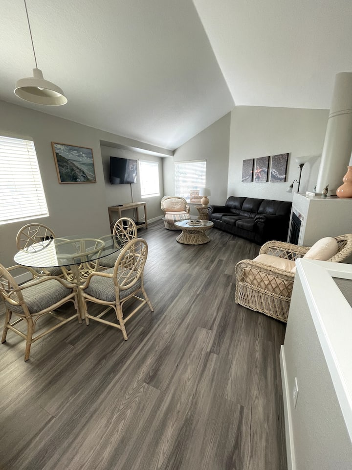 South Oceanside 2/2 Condo W/ Ocean Views! - Oceanside