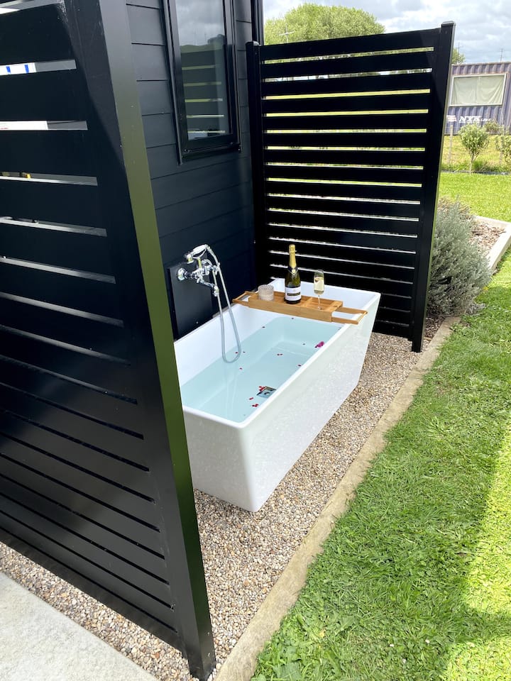Soul Sanctuary, Modern Cozy Bach With Outdoor Bath - Raglan