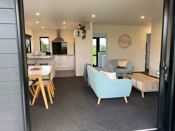 Soul Sanctuary, Modern Cozy Bach With Outdoor Bath - Raglan