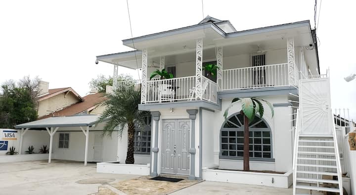 *:-@ Private "Glam" Penthouse Sleeps "6" & Balcony - Laredo, TX