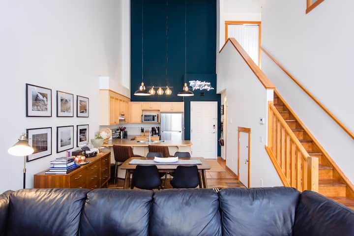 Penthouse Mountain Views Near Banff, Pets Welcome - Canmore