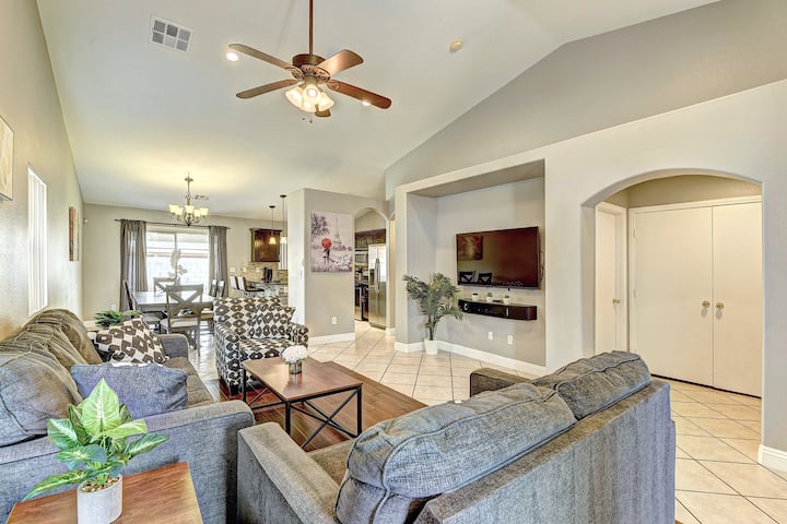 Beautiful Single Family House 15 Mins. From Strip. - North Las Vegas, NV