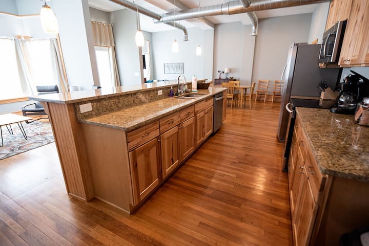 Star City Getaway: Huge 2 Bedroom, Downtown - Roanoke, VA