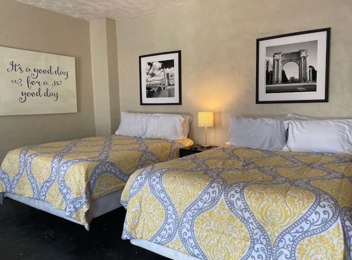 Sleeps 16! 10 Beds W/ 6 Bedrooms & Parking + Wifi! - Dayton, OH