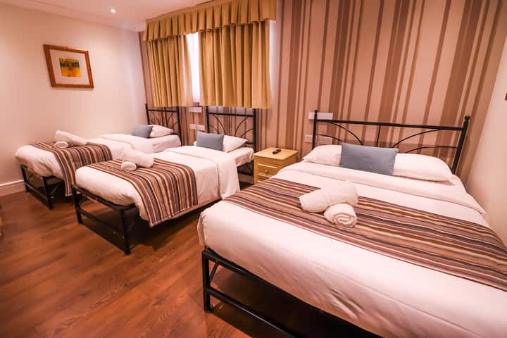 Quad Room With Ensuite, Fairway Hotel, Kings Cross - London