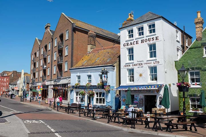 Quayside Home Has A Beach Hut/ Entertainment Room. - Poole
