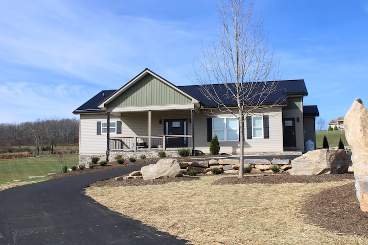 Hidden Gem Perfect For Entertaining Hokie Guests - Blacksburg, VA