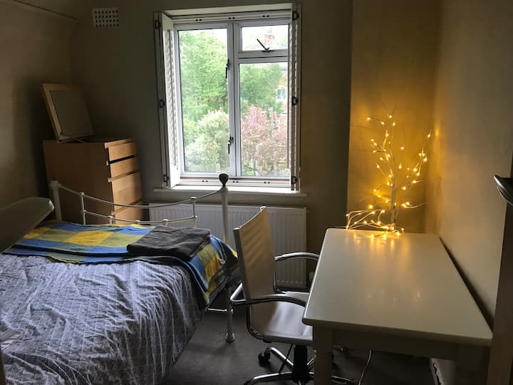 Sunny Room Near Merrow Downs - Guildford
