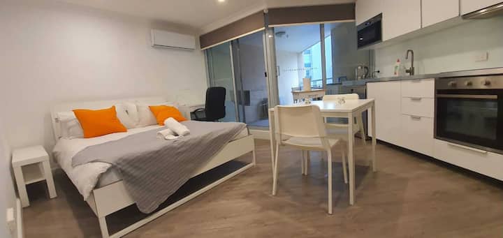 Dana-cozy Studio With Shared Entry In The City - Canberra
