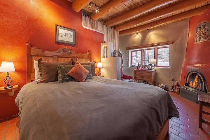 Queen Room In Historic Inn With Artisan Breakfast - Taos, NM