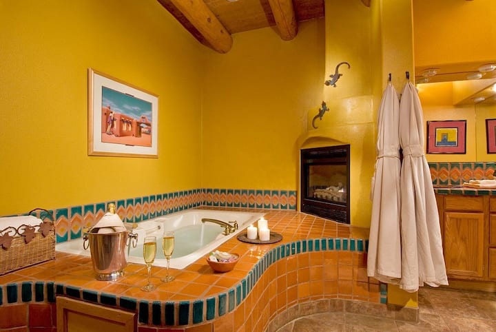 Queen Suite In Historic Inn With Artisan Breakfast - Taos, NM