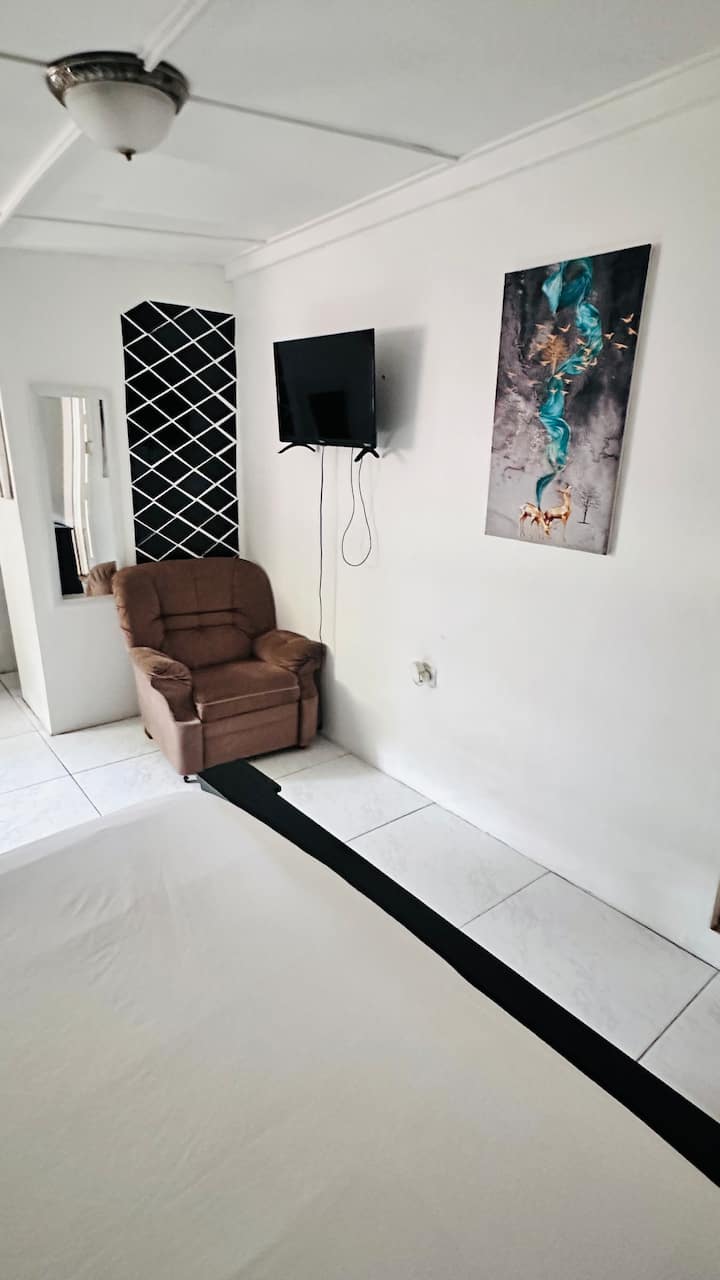 8 Mins For Airport, Car Rented & Airport Pick Up - Kingston, Jamaica