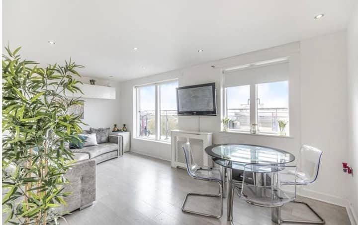 Stunning Property With Direct Links To Ctrl London - 해로