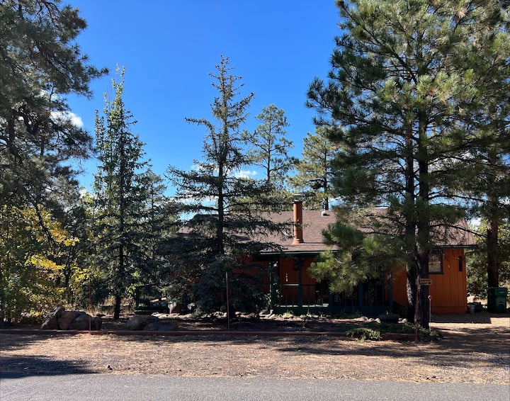 Bearfoot Lodge -Authentic Cabin Retreat - Munds Park, AZ