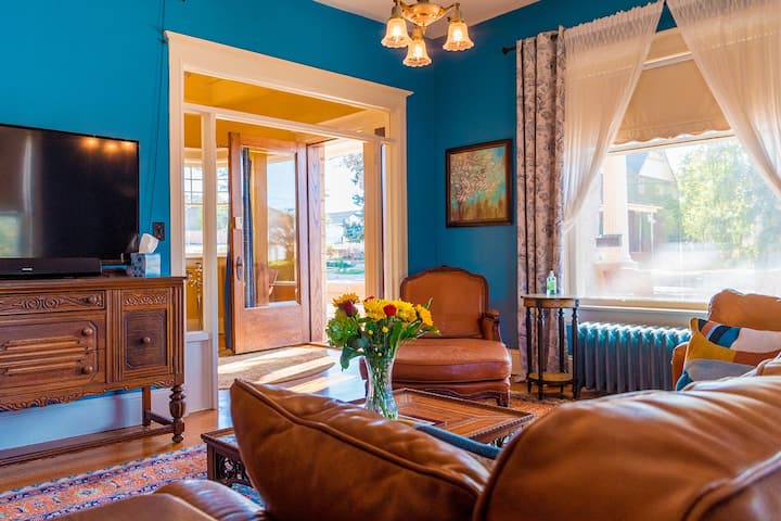 Upscale Home Great Location Pet Friendly, Sleeps 7 - Trinidad, CO