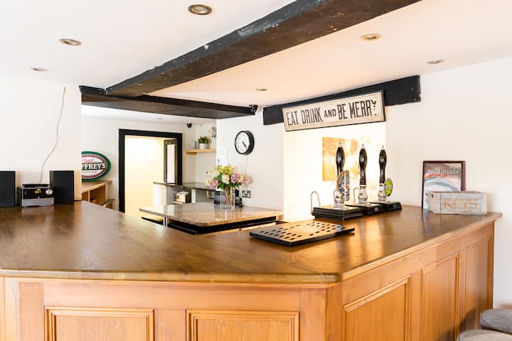 Sleeps 34 | Unique Former Country Pub W/games Room - Leek