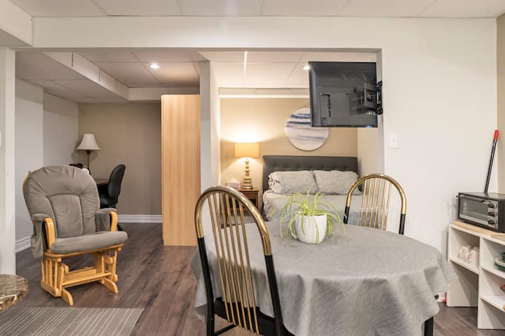 Luxurious Master Suite - Private Bath & Living Rm - Mississauga