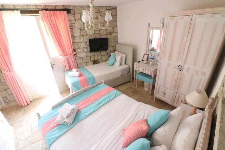 Peaceful Room With French-balkon, In The Center - Alaçatı