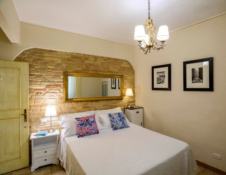 Private Rooms In The Historical Center - San Gimignano