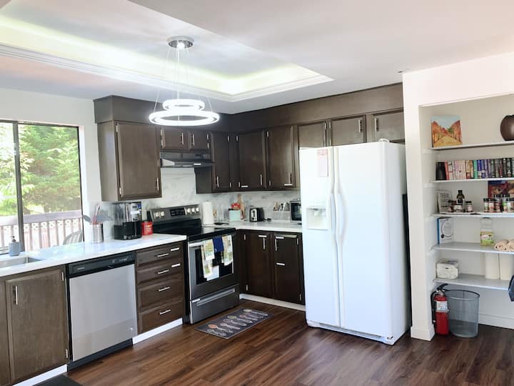 Master Suite, Private Bath Rm Ensuite, Walk 2 Bus - Bellevue, WA
