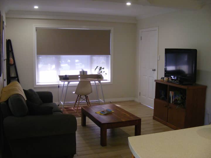 Quiet Modern Family Friendly South Toowoomba Unit. -