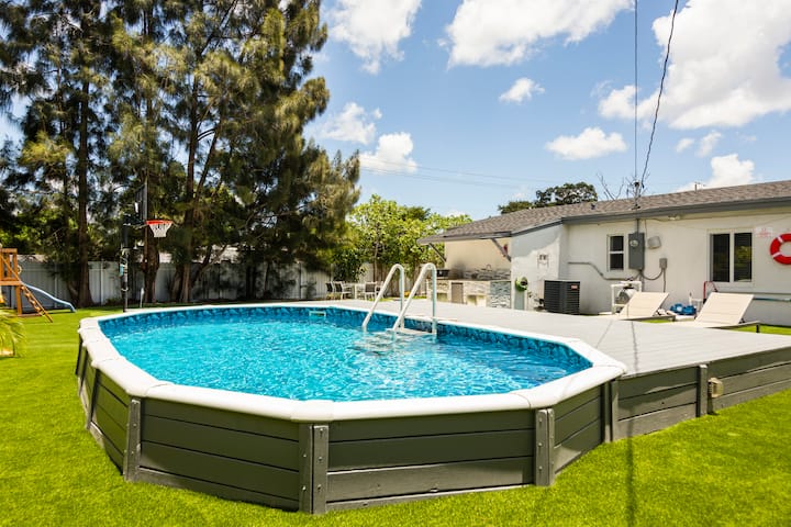 Enjoy 🏝 Miami 🏝  Poolside Near Main Attractions - Miami Lakes, FL